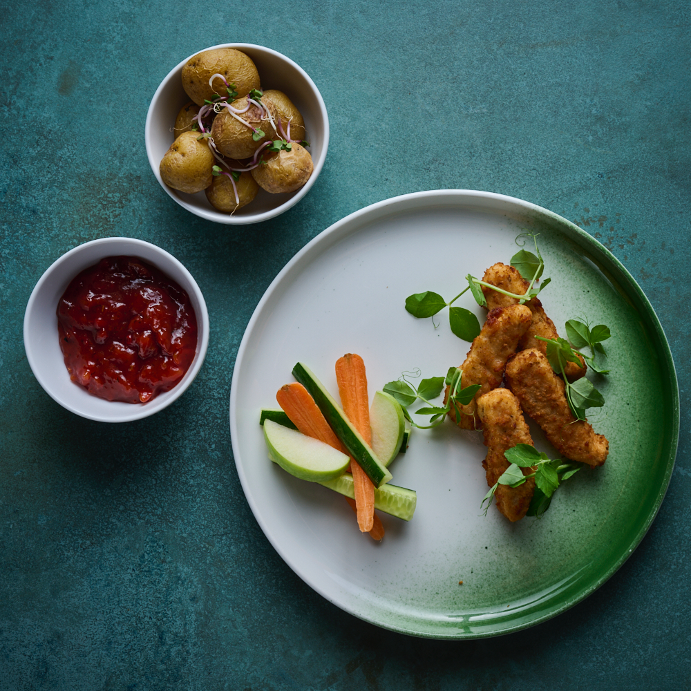 Børnemenu med crispy kylling, kartoffel, dip & kage med is | Mad ud af ...